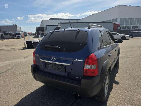 Blue Hyundai Tucson 2009 in Marijampole, with an engine capacity of 1.98 L and mileage of 249 thousand km for 2700 €, photo 10 on AUTOMOTO.COM.LV