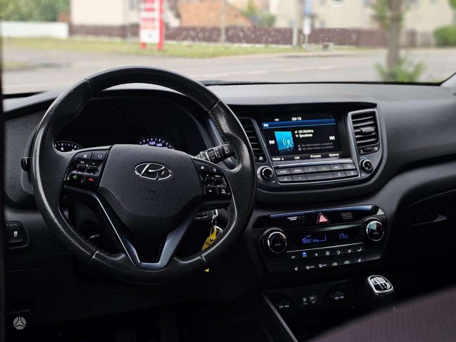 Blue Hyundai Tucson 2018 in Siauliai, with an engine capacity of 1.60 L and mileage of 206 thousand km for 11950 €, photo 35 on AUTOMOTO.COM.LV