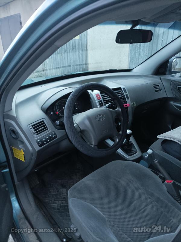 Hyundai Tucson 2006 in Tallinn on AUTOMOTO.COM.LV Blue Hyundai Tucson 2006 in Tallinn, with an engine capacity of 2.00 L and mileage of 345 thousand km for 1000 €, photo 6 on AUTOMOTO.COM.LV