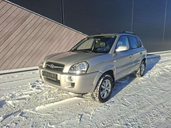 Brown Hyundai Tucson 2009 in Panevezys, with an engine capacity of 2.00 L and mileage of 167 thousand km for 3447 €, photo 1 on AUTOMOTO.COM.LV
