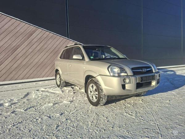 Brown Hyundai Tucson 2009 in Panevezys, with an engine capacity of 2.00 L and mileage of 167 thousand km for 3447 €, photo 2 on AUTOMOTO.COM.LV