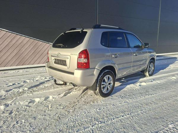 Brown Hyundai Tucson 2009 in Panevezys, with an engine capacity of 2.00 L and mileage of 167 thousand km for 3447 €, photo 3 on AUTOMOTO.COM.LV