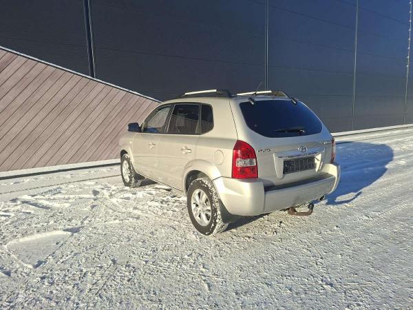 Brown Hyundai Tucson 2009 in Panevezys, with an engine capacity of 2.00 L and mileage of 167 thousand km for 3447 €, photo 4 on AUTOMOTO.COM.LV