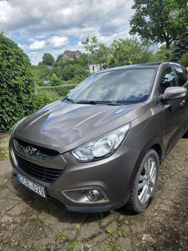 Brown Hyundai Tucson 2010 in Kaunas, with an engine capacity of 2.36 L and mileage of 150 thousand km for 5500 €, photo 1 on AUTOMOTO.COM.LV