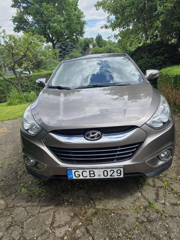 Brown Hyundai Tucson 2010 in Kaunas, with an engine capacity of 2.36 L and mileage of 150 thousand km for 5500 €, photo 2 on AUTOMOTO.COM.LV