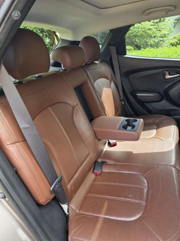 Brown Hyundai Tucson 2010 in Kaunas, with an engine capacity of 2.36 L and mileage of 150 thousand km for 5500 €, photo 7 on AUTOMOTO.COM.LV