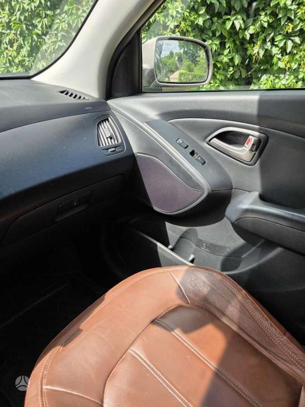 Brown Hyundai Tucson 2010 in Kaunas, with an engine capacity of 2.36 L and mileage of 150 thousand km for 5500 €, photo 9 on AUTOMOTO.COM.LV