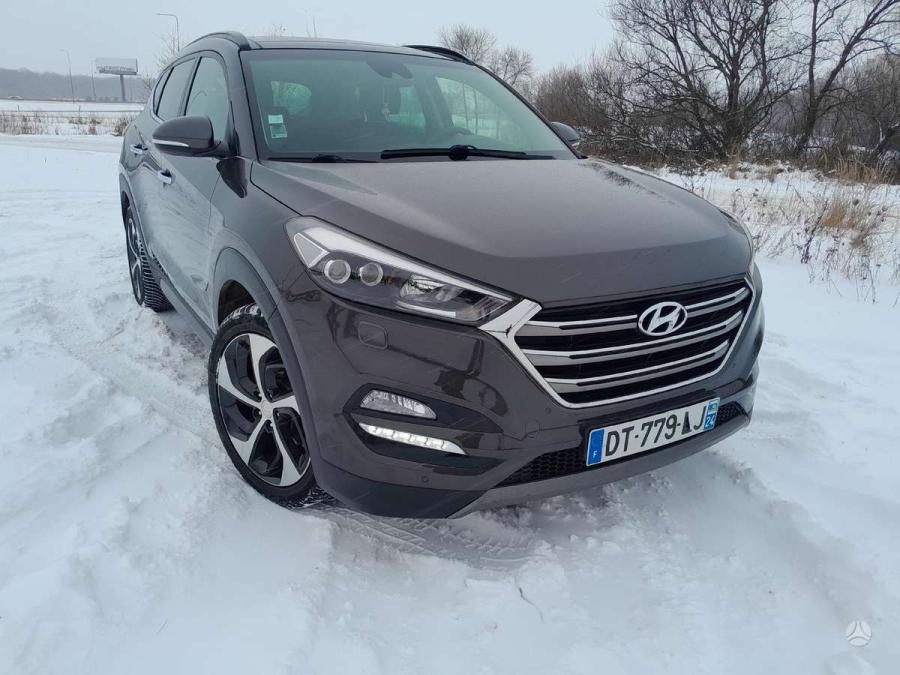 Brown Hyundai Tucson 2015 in Kaunas, with an engine capacity of 2.00 L and mileage of 165 thousand km for 9999 €, photo 1 on AUTOMOTO.COM.LV