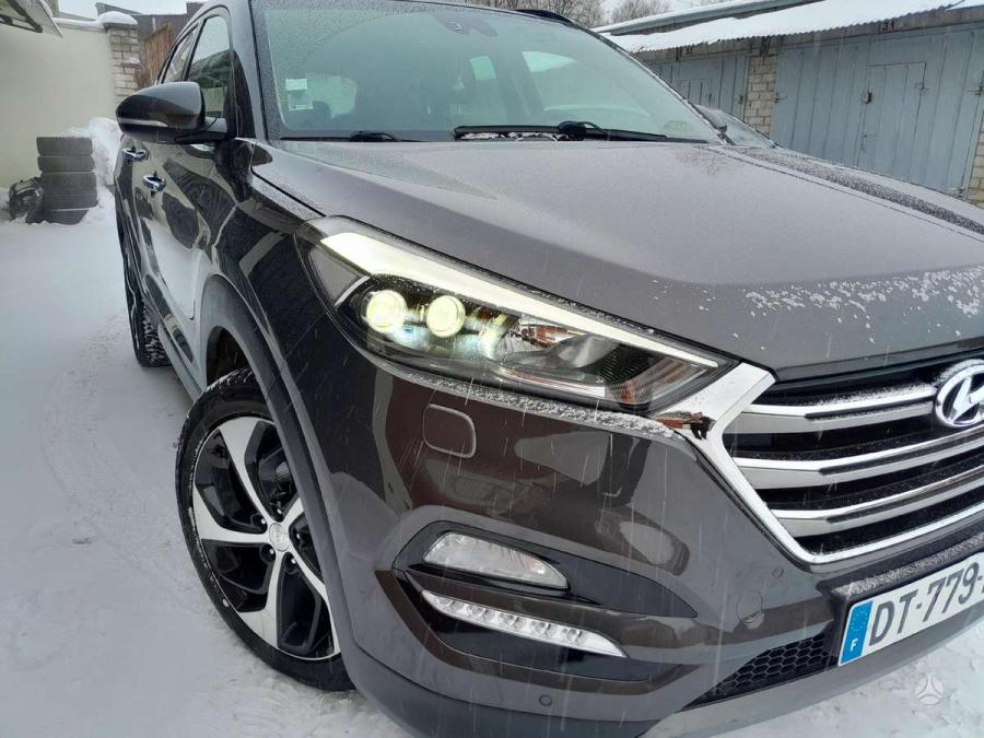 Brown Hyundai Tucson 2015 in Kaunas, with an engine capacity of 2.00 L and mileage of 165 thousand km for 9999 €, photo 19 on AUTOMOTO.COM.LV
