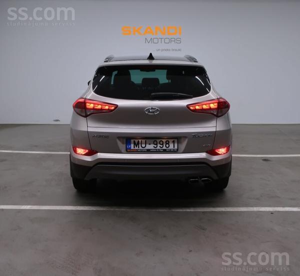 Brown Hyundai Tucson 2016 in Riga, with an engine capacity of 2.00 L and mileage of 103 thousand km for 16490 €, photo 5 on AUTOMOTO.COM.LV