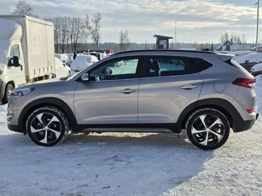 Brown Hyundai Tucson 2016 in Taurage, with an engine capacity of 1.69 L and mileage of 220 thousand km for 11700 €, photo 4 on AUTOMOTO.COM.LV