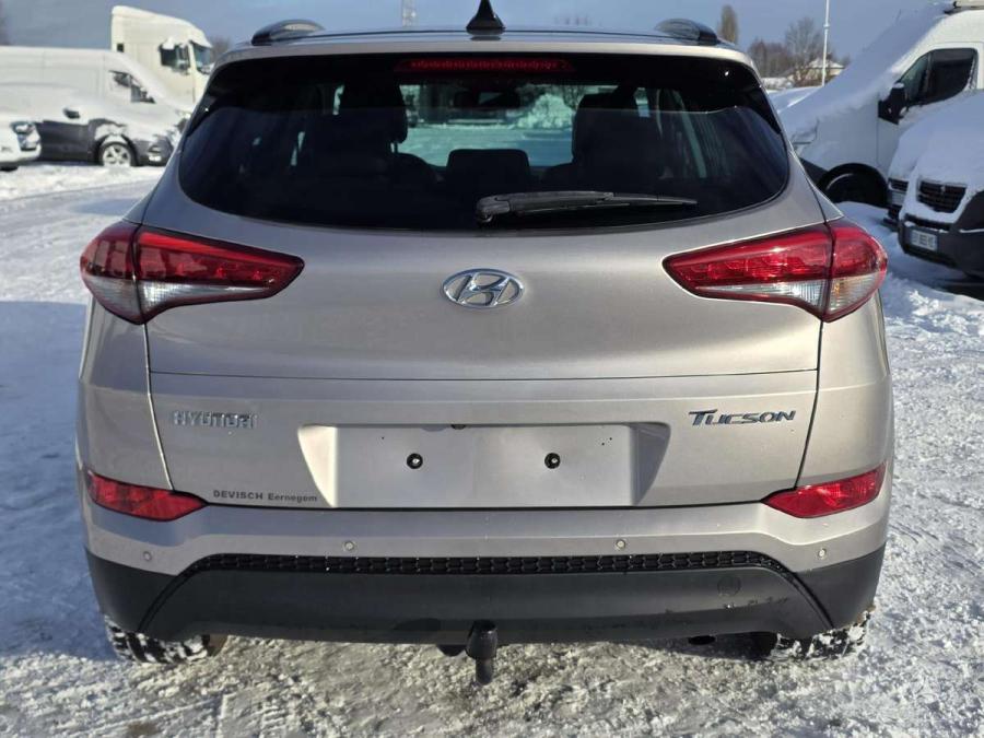 Brown Hyundai Tucson 2016 in Taurage, with an engine capacity of 1.69 L and mileage of 220 thousand km for 11700 €, photo 5 on AUTOMOTO.COM.LV