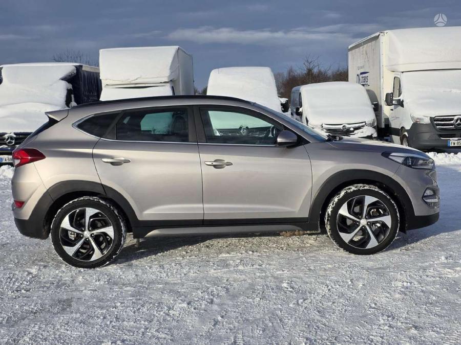 Brown Hyundai Tucson 2016 in Taurage, with an engine capacity of 1.69 L and mileage of 220 thousand km for 11700 €, photo 6 on AUTOMOTO.COM.LV