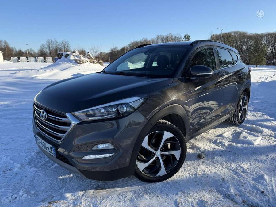Brown Hyundai Tucson 2016 in Taurage, with an engine capacity of 1.69 L and mileage of 254 thousand km for 11800 €, photo 1 on AUTOMOTO.COM.LV