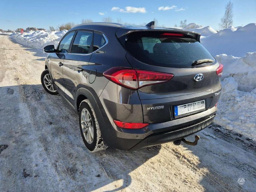 Brown Hyundai Tucson 2016 in Panevezys, with an engine capacity of 1.69 L and mileage of 253 thousand km for 11200 €, photo 2 on AUTOMOTO.COM.LV