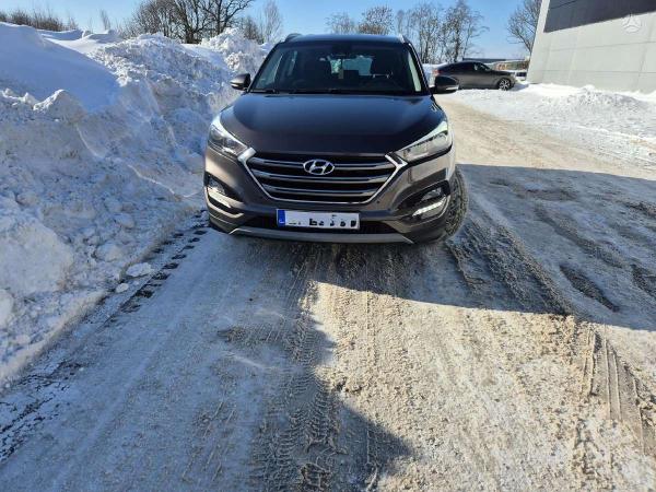 Brown Hyundai Tucson 2016 in Panevezys, with an engine capacity of 1.69 L and mileage of 253 thousand km for 11200 €, photo 4 on AUTOMOTO.COM.LV