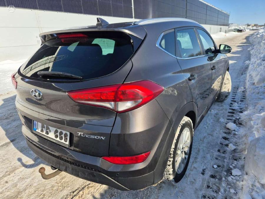Brown Hyundai Tucson 2016 in Panevezys, with an engine capacity of 1.69 L and mileage of 253 thousand km for 11200 €, photo 6 on AUTOMOTO.COM.LV