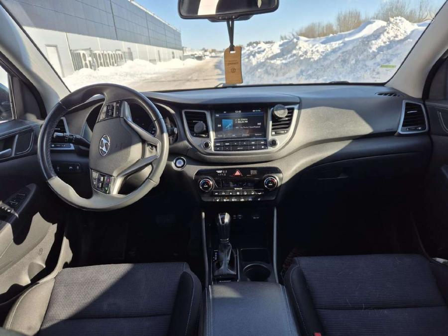 Brown Hyundai Tucson 2016 in Panevezys, with an engine capacity of 1.69 L and mileage of 253 thousand km for 11200 €, photo 9 on AUTOMOTO.COM.LV
