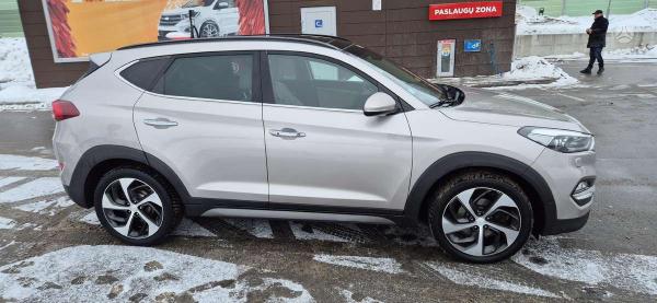 Brown Hyundai Tucson 2016 in Taurage, with an engine capacity of 2.00 L and mileage of 289 thousand km for 11800 €, photo 3 on AUTOMOTO.COM.LV