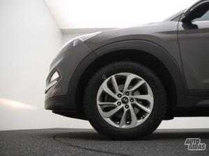 Brown Hyundai Tucson 2016 in Vilnius, with an engine capacity of 1.60 L and mileage of 194 thousand km for 11299 €, photo 28 on AUTOMOTO.COM.LV