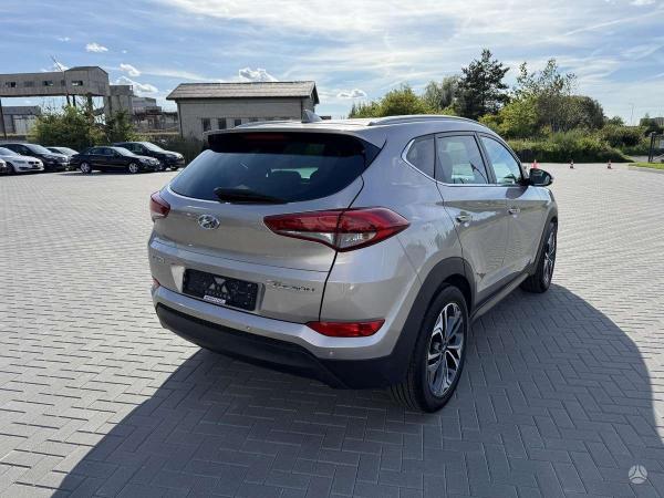 Brown Hyundai Tucson 2016 in Telschi, with an engine capacity of 1.69 L and mileage of 252 thousand km for 9700 €, photo 6 on AUTOMOTO.COM.LV
