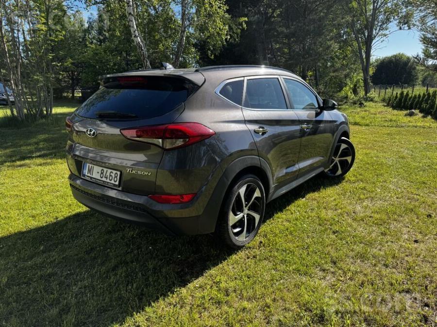 Brown Hyundai Tucson 2017 in Riga, with an engine capacity of 1.70 L and mileage of 182 thousand km for 12800 €, photo 5 on AUTOMOTO.COM.LV