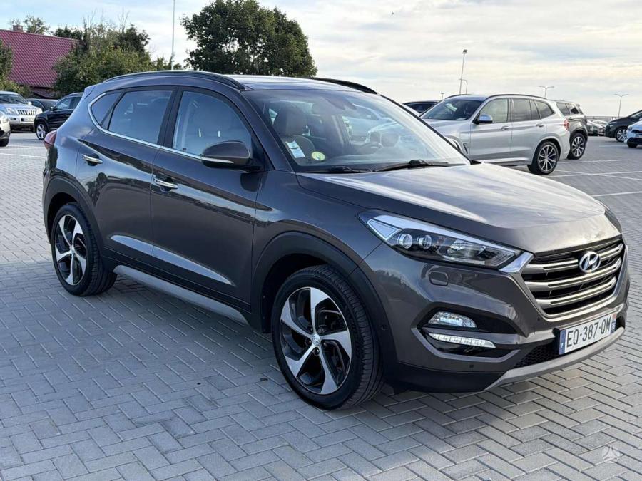 Brown Hyundai Tucson 2017 in Taurage, with an engine capacity of 1.69 L and mileage of 259 thousand km for 10300 €, photo 6 on AUTOMOTO.COM.LV