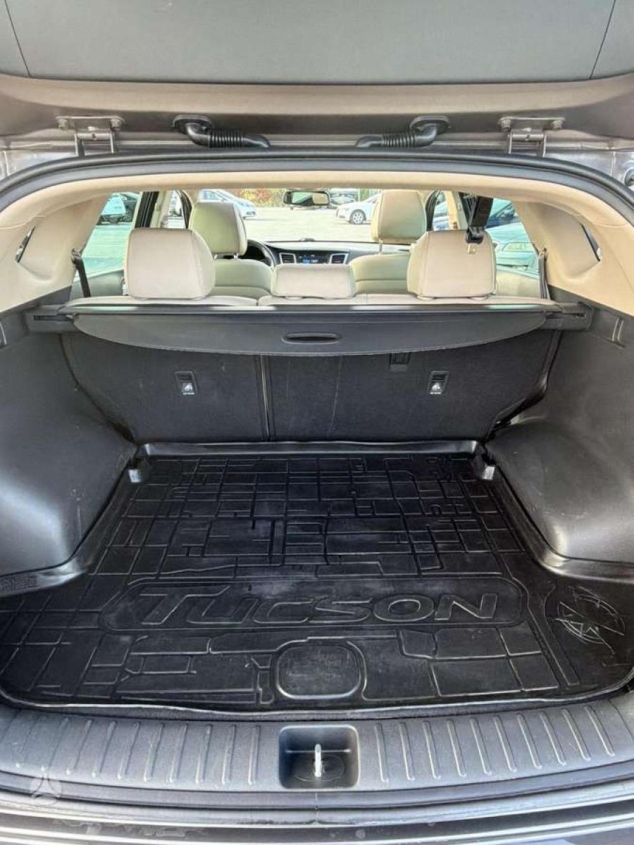 Brown Hyundai Tucson 2017 in Taurage, with an engine capacity of 1.69 L and mileage of 259 thousand km for 10300 €, photo 23 on AUTOMOTO.COM.LV