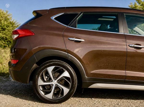 Brown Hyundai Tucson 2017 in Siauliai, with an engine capacity of 2.00 L and mileage of 276 thousand km for 15550 €, photo 10 on AUTOMOTO.COM.LV