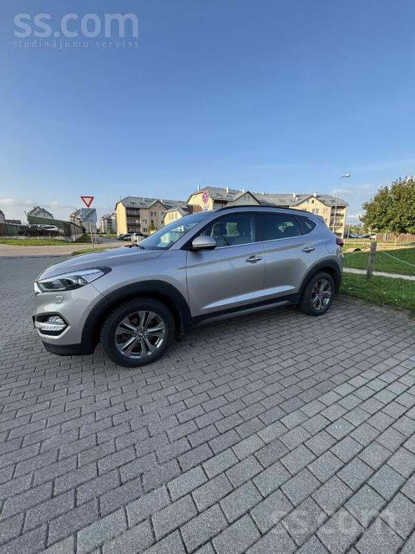 Brown Hyundai Tucson 2017 in Riga, with an engine capacity of 1.60 L and mileage of 134 thousand km for 16500 €, photo 3 on AUTOMOTO.COM.LV