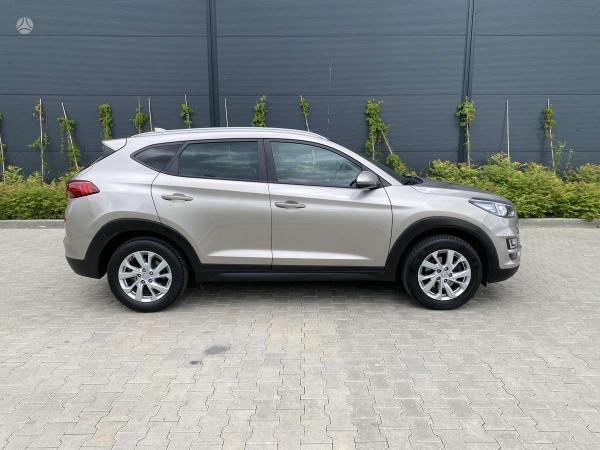 Brown Hyundai Tucson 2018 in Vilnius, with an engine capacity of 1.60 L and mileage of 139 thousand km for 13400 €, photo 2 on AUTOMOTO.COM.LV