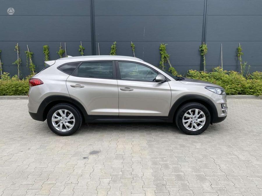 Brown Hyundai Tucson 2018 in Vilnius, with an engine capacity of 1.60 L and mileage of 139 thousand km for 13400 €, photo 3 on AUTOMOTO.COM.LV