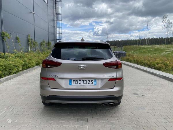 Brown Hyundai Tucson 2018 in Vilnius, with an engine capacity of 1.60 L and mileage of 139 thousand km for 13400 €, photo 4 on AUTOMOTO.COM.LV