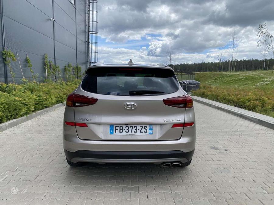 Brown Hyundai Tucson 2018 in Vilnius, with an engine capacity of 1.60 L and mileage of 139 thousand km for 13400 €, photo 5 on AUTOMOTO.COM.LV