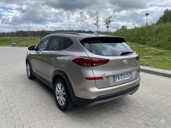 Brown Hyundai Tucson 2018 in Vilnius, with an engine capacity of 1.60 L and mileage of 139 thousand km for 13400 €, photo 5 on AUTOMOTO.COM.LV