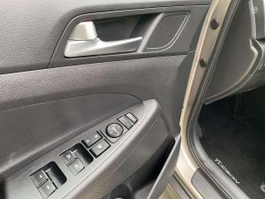 Brown Hyundai Tucson 2018 in Vilnius, with an engine capacity of 1.60 L and mileage of 139 thousand km for 13400 €, photo 14 on AUTOMOTO.COM.LV