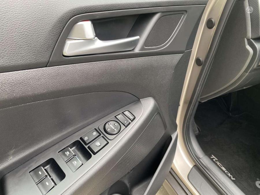 Brown Hyundai Tucson 2018 in Vilnius, with an engine capacity of 1.60 L and mileage of 139 thousand km for 13400 €, photo 14 on AUTOMOTO.COM.LV