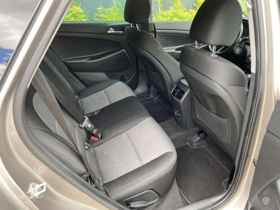 Brown Hyundai Tucson 2018 in Vilnius, with an engine capacity of 1.60 L and mileage of 139 thousand km for 13400 €, photo 17 on AUTOMOTO.COM.LV