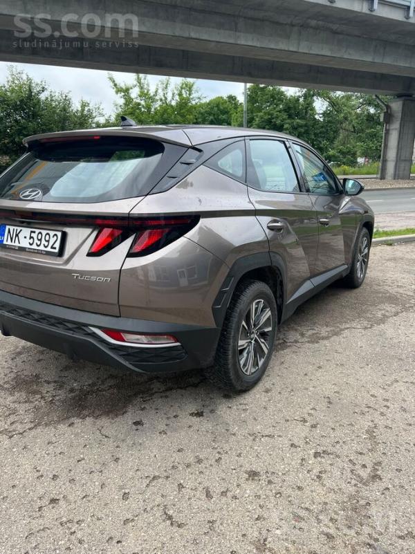 Brown Hyundai Tucson 2023 in Riga, with an engine capacity of 1.60 L and mileage of 65 thousand km for 15700 €, photo 3 on AUTOMOTO.COM.LV
