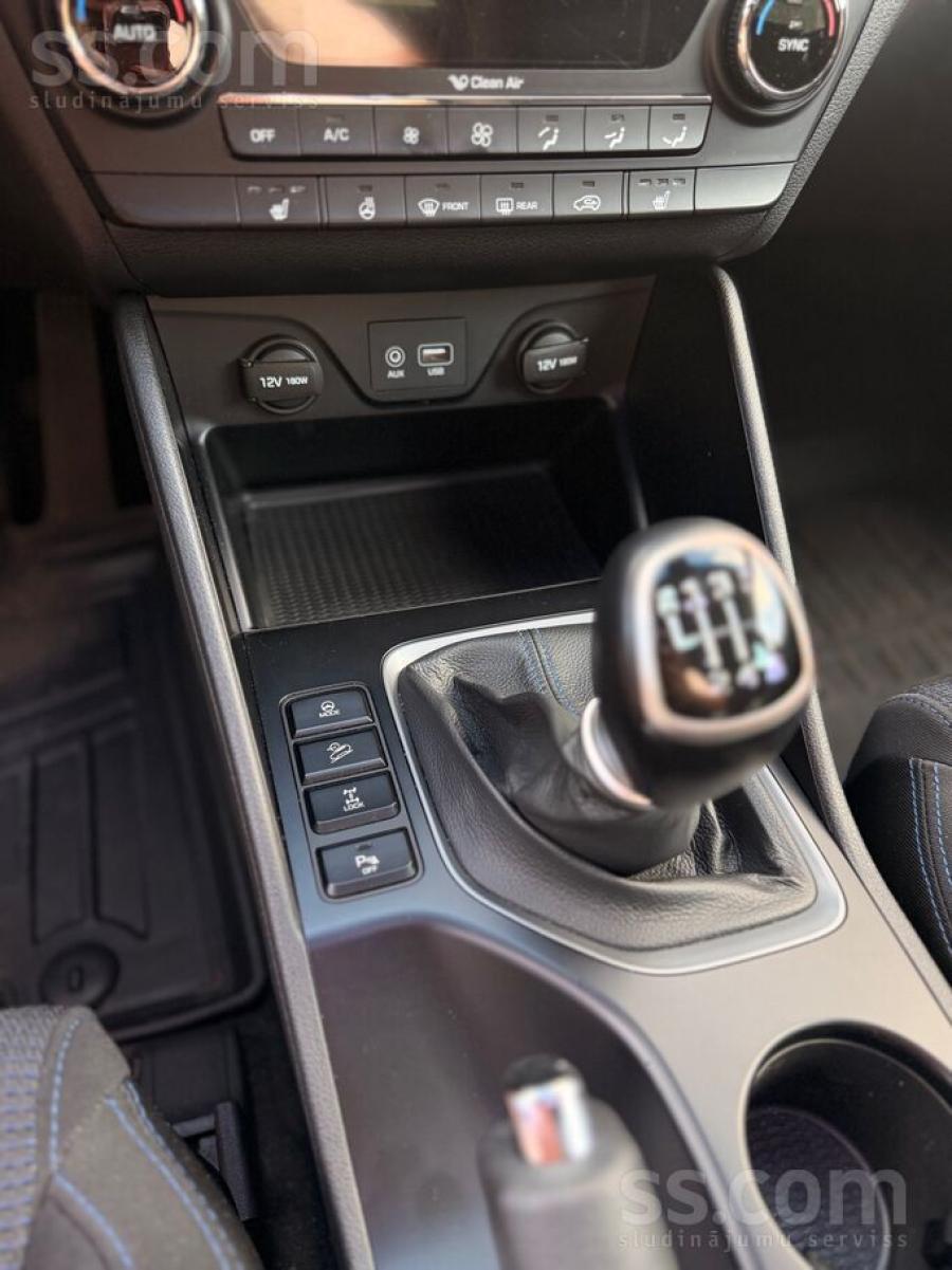 Brown Hyundai Tucson 2015 in Daugavpils, with an engine capacity of 1.60 L and mileage of 146 thousand km for 10900 €, photo 12 on AUTOMOTO.COM.LV