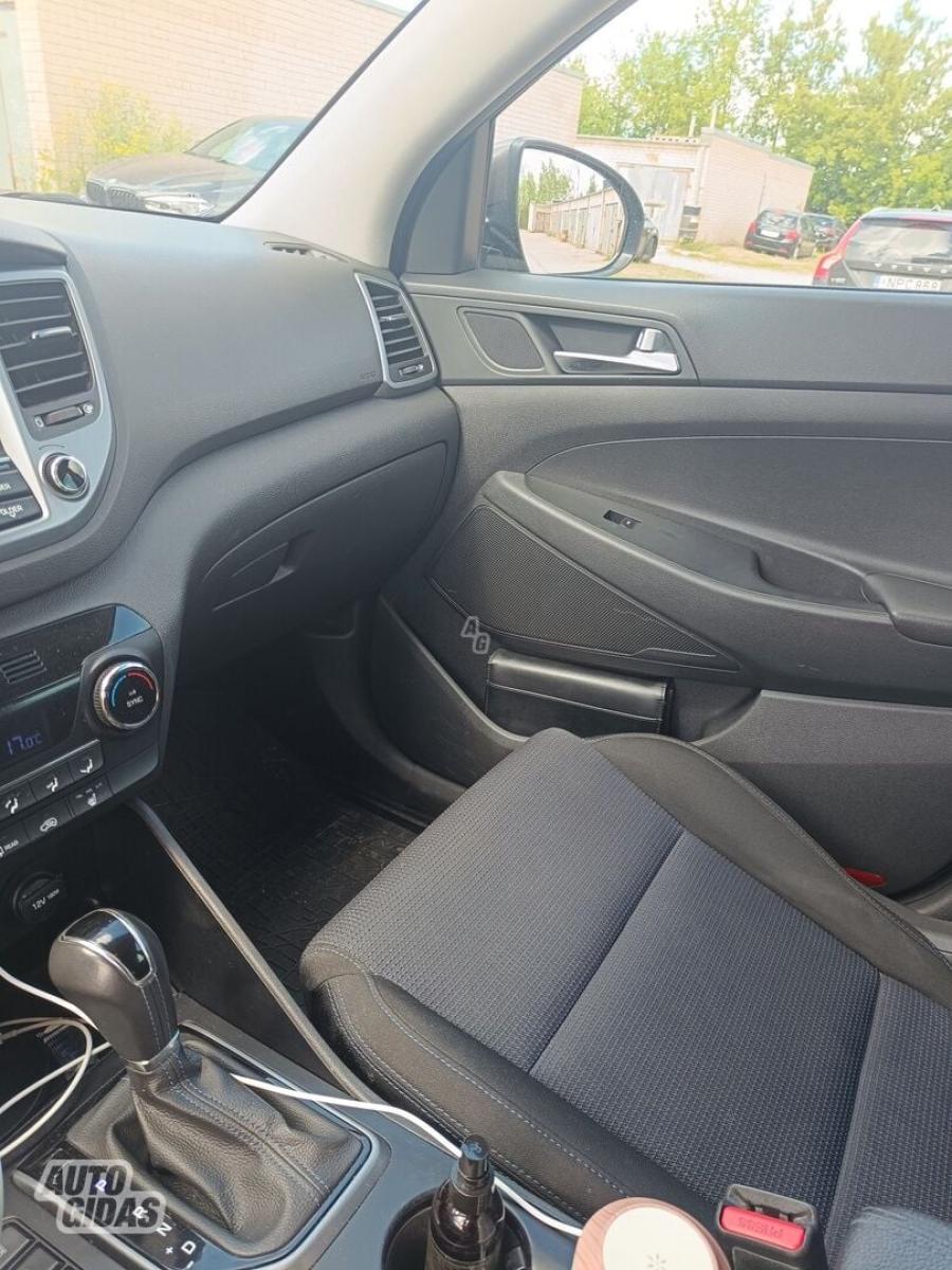 Brown Hyundai Tucson 2015 in Panevezys, with an engine capacity of 2.00 L and mileage of 178 thousand km for 107000 €, photo 7 on AUTOMOTO.COM.LV