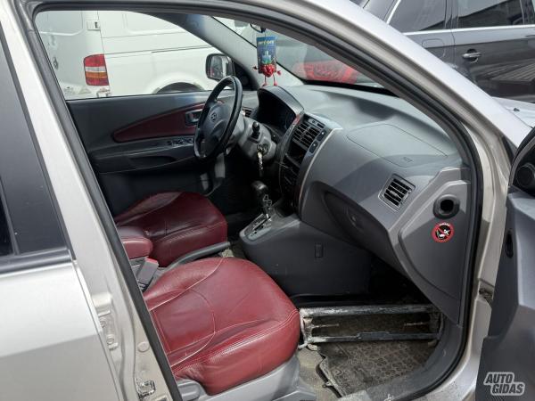 Hyundai Tucson 2005 in Siauliai, with an engine capacity of 2.00 L and mileage of 457 thousand km for 800 €, photo 8 on AUTOMOTO.COM.LV