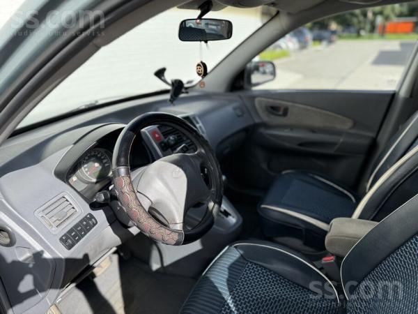 Hyundai Tucson 2005 in Riga, with an engine capacity of 2.00 L and mileage of 289 thousand km for 1590 €, photo 9 on AUTOMOTO.COM.LV