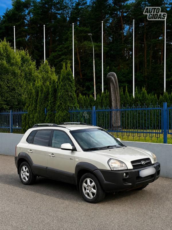 Hyundai Tucson 2005 in Vilnius, with an engine capacity of 2.00 L and mileage of 261 thousand km for 2300 €, photo 2 on AUTOMOTO.COM.LV