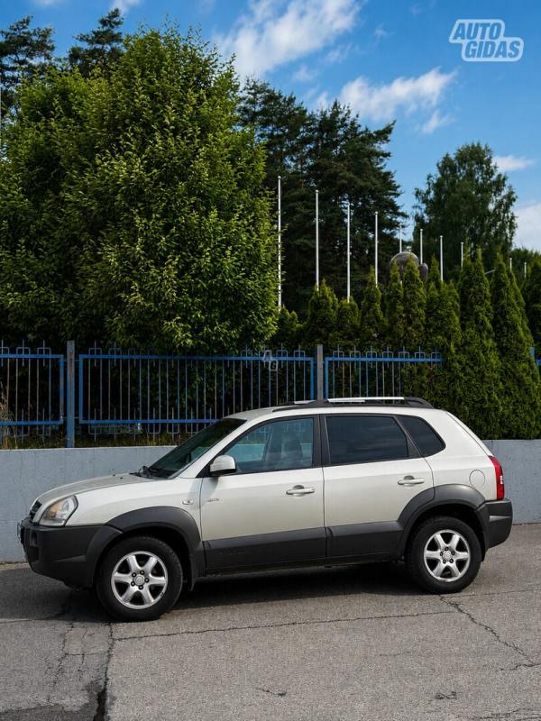 Hyundai Tucson 2005 in Vilnius, with an engine capacity of 2.00 L and mileage of 261 thousand km for 2300 €, photo 4 on AUTOMOTO.COM.LV