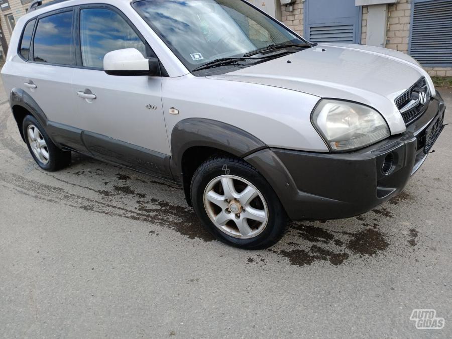 Hyundai Tucson 2005 in Panevezys, with an engine capacity of 2.00 L and mileage of 261 thousand km for 2050 €, photo 1 on AUTOMOTO.COM.LV