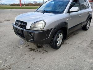 Hyundai Tucson 2005 in Panevezys, with an engine capacity of 2.00 L and mileage of 261 thousand km for 2050 €, photo 4 on AUTOMOTO.COM.LV