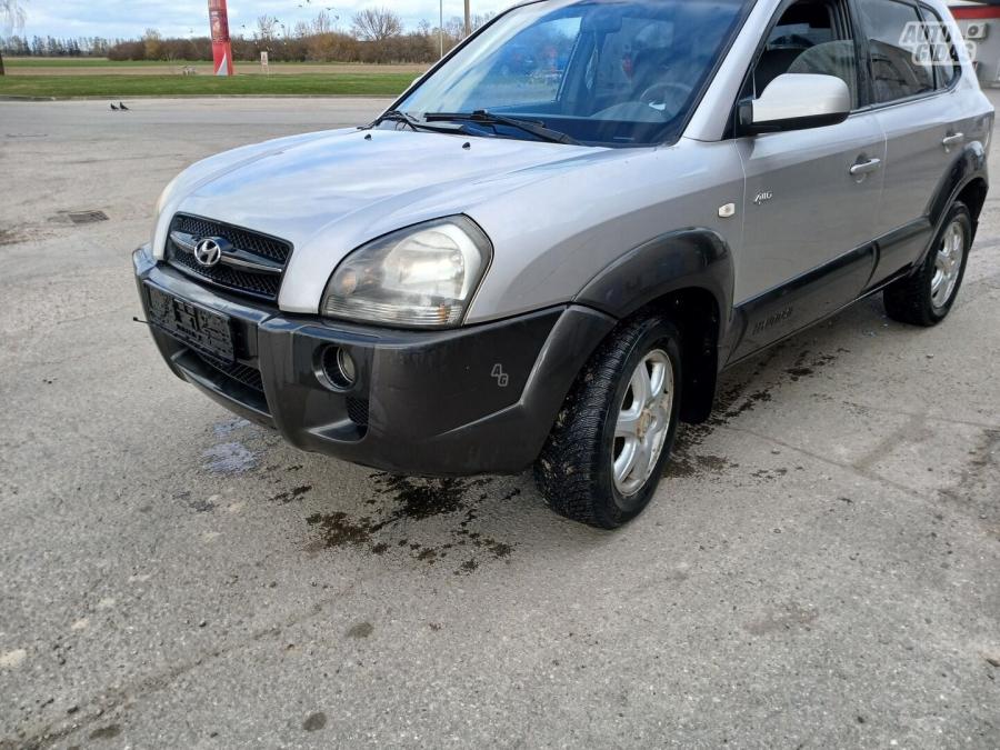 Hyundai Tucson 2005 in Panevezys, with an engine capacity of 2.00 L and mileage of 261 thousand km for 2050 €, photo 4 on AUTOMOTO.COM.LV