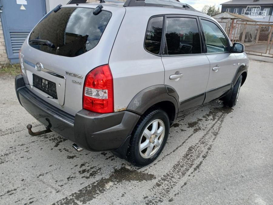 Hyundai Tucson 2005 in Panevezys, with an engine capacity of 2.00 L and mileage of 261 thousand km for 2050 €, photo 5 on AUTOMOTO.COM.LV
