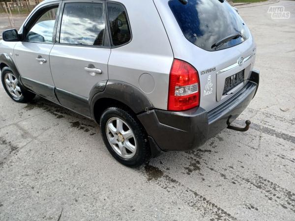 Hyundai Tucson 2005 in Panevezys, with an engine capacity of 2.00 L and mileage of 261 thousand km for 2050 €, photo 5 on AUTOMOTO.COM.LV